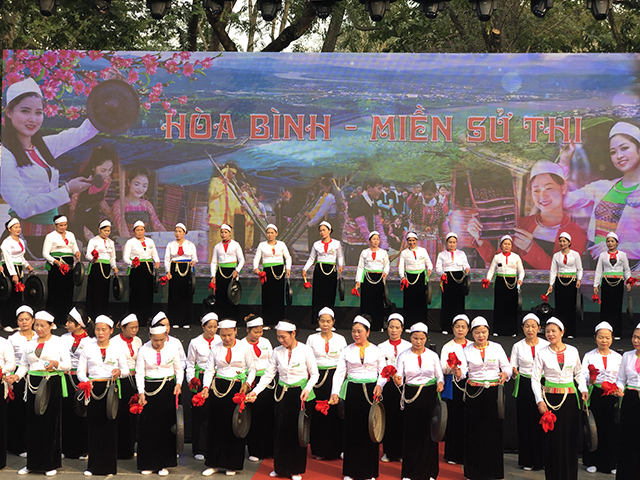 Opening of Hoa Binh Provincial Tourism and Cultural Festival in Hanoi ...