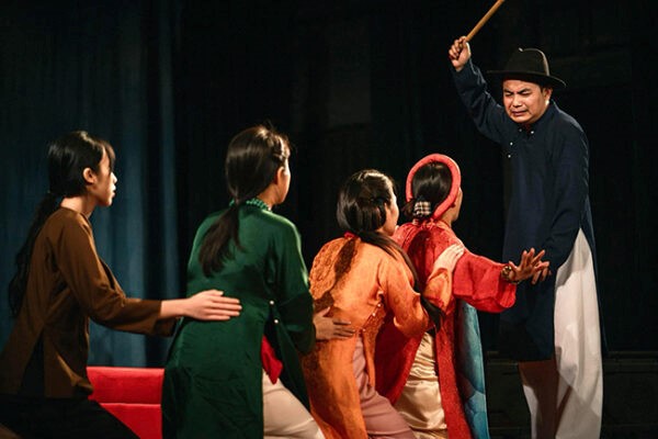 Performance of the play “The Poison Cup” at the Hanoi Opera House ...