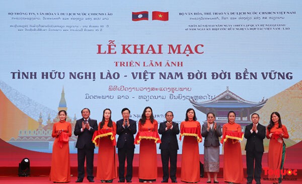 Photo exhibition "Laos - Vietnam friendship is eternal and sustainable ...