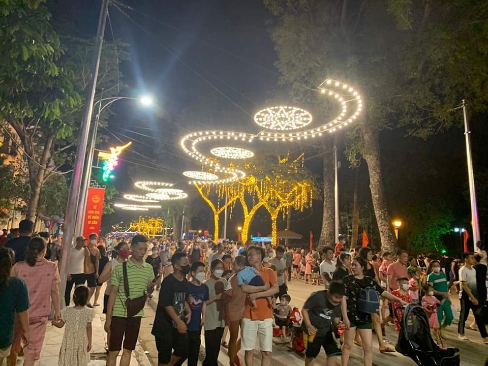 Phố đi bộ Sơn Tây cuốn hút đông đảo các tầng lớp Nhân dân và du khách ...